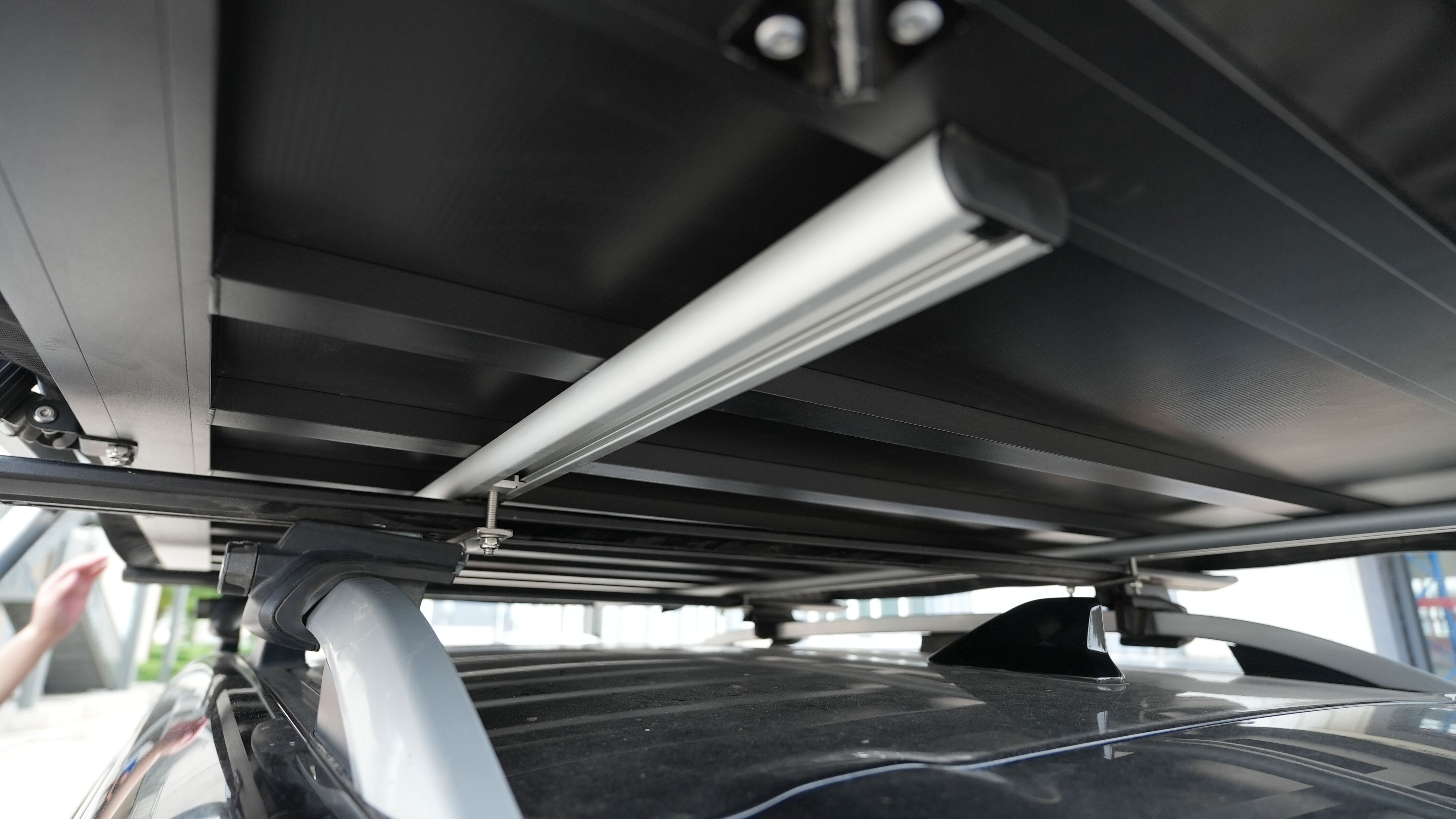 Kuinka kiinnittää katonpeite turvallisesti | Paino- ja soveltuvuusopas