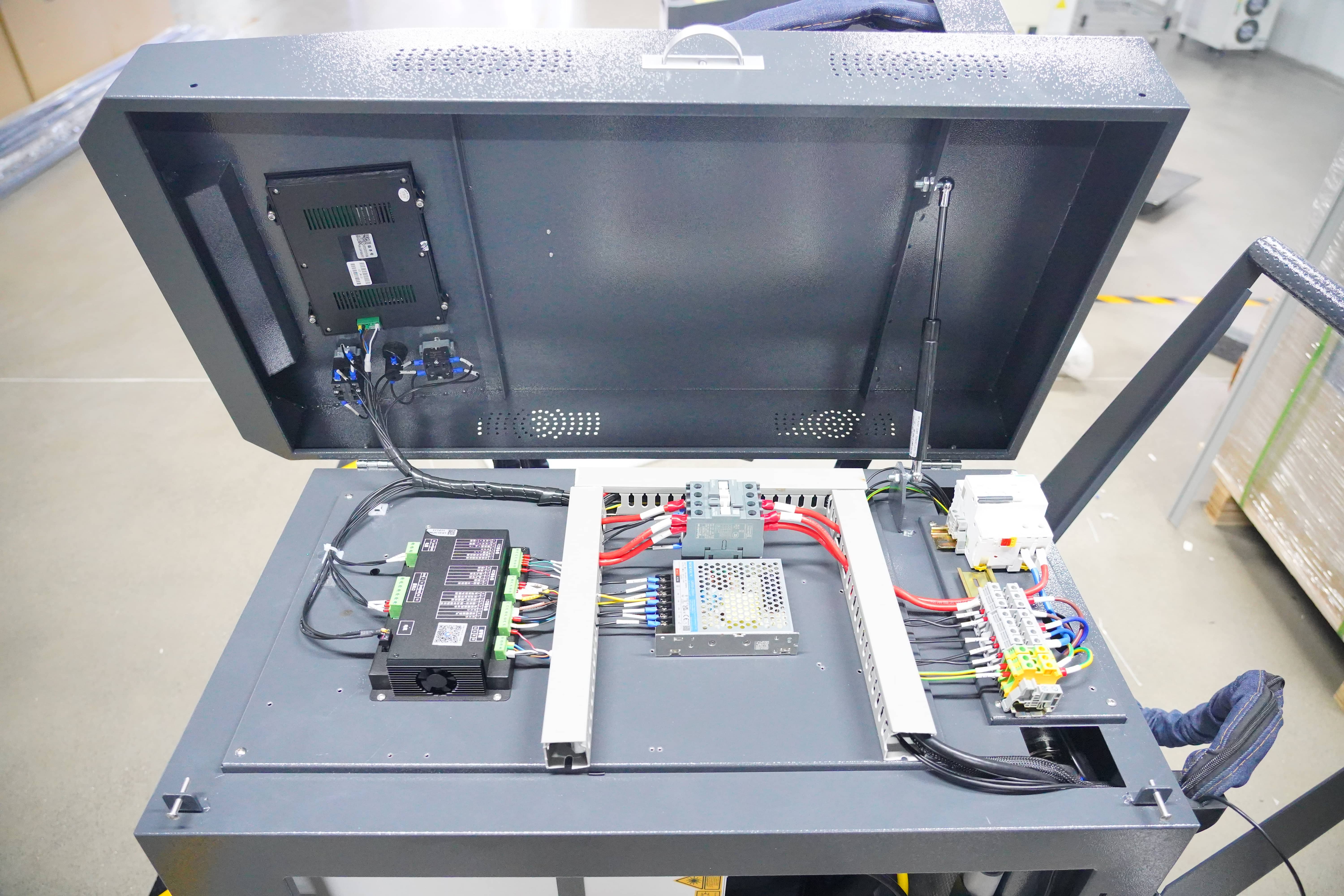 By Laser - Mobile Continuous Handheld Laser Cleaning Machine