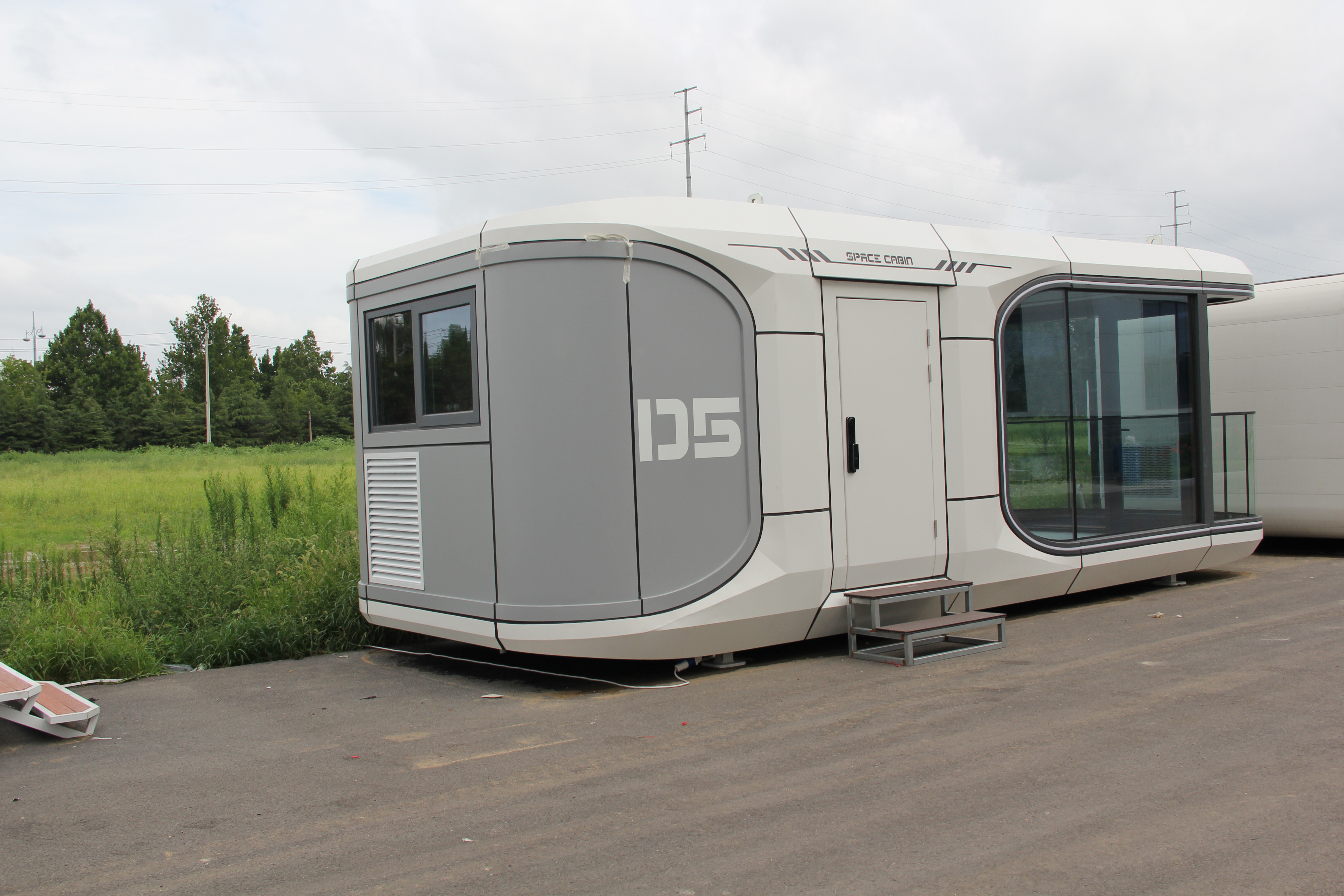 Capsule House with Balcony – Innovative Prefabricated Living Solutions