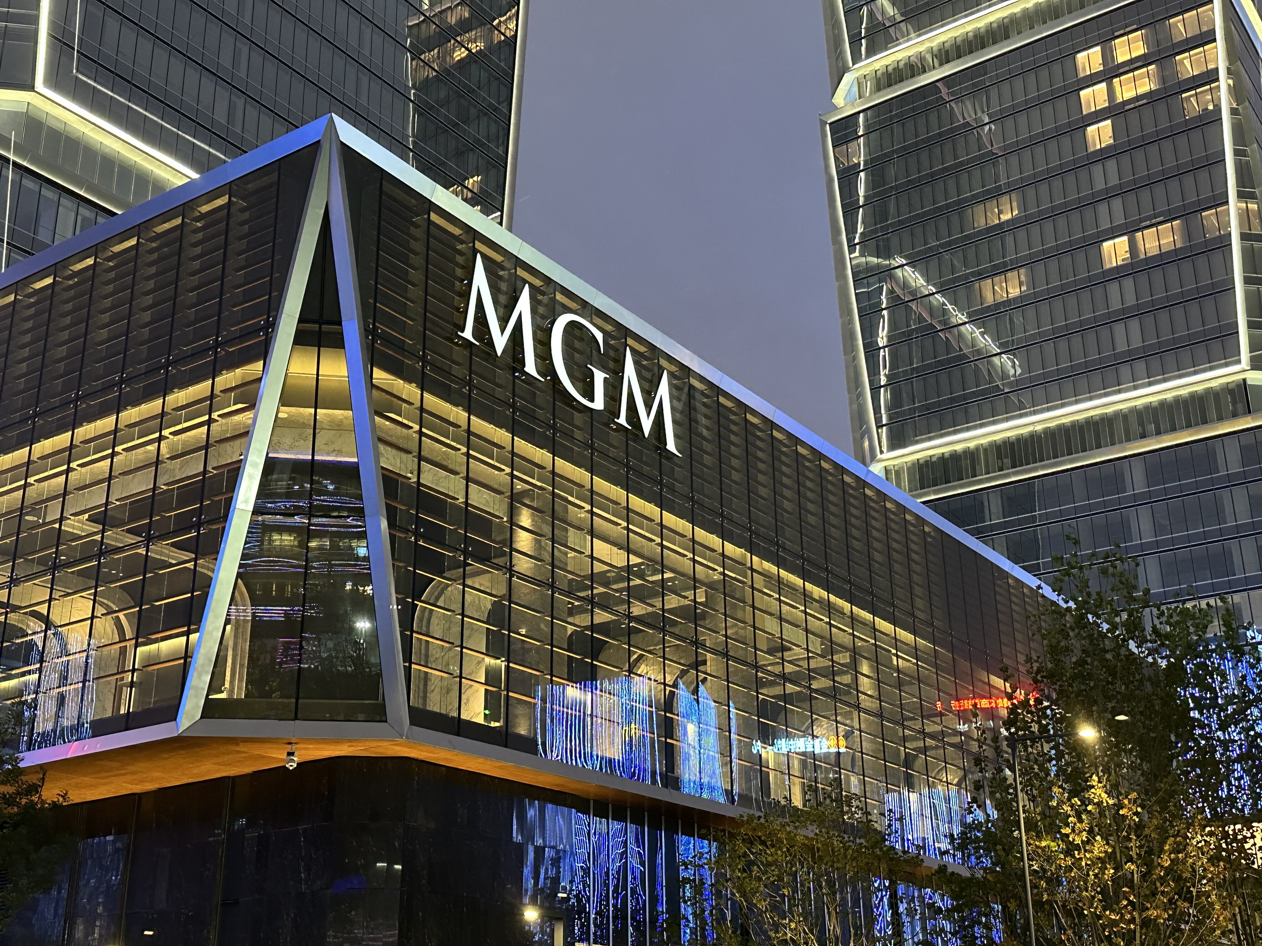 Luxury Hotel Signage: Materials, Typography & Architectural Integration